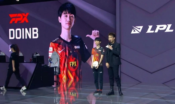 LMHT: Doinb nhận cúp MVP Chung kết LPL hè 2021 mặc dù trận đấu chưa diễn ra?