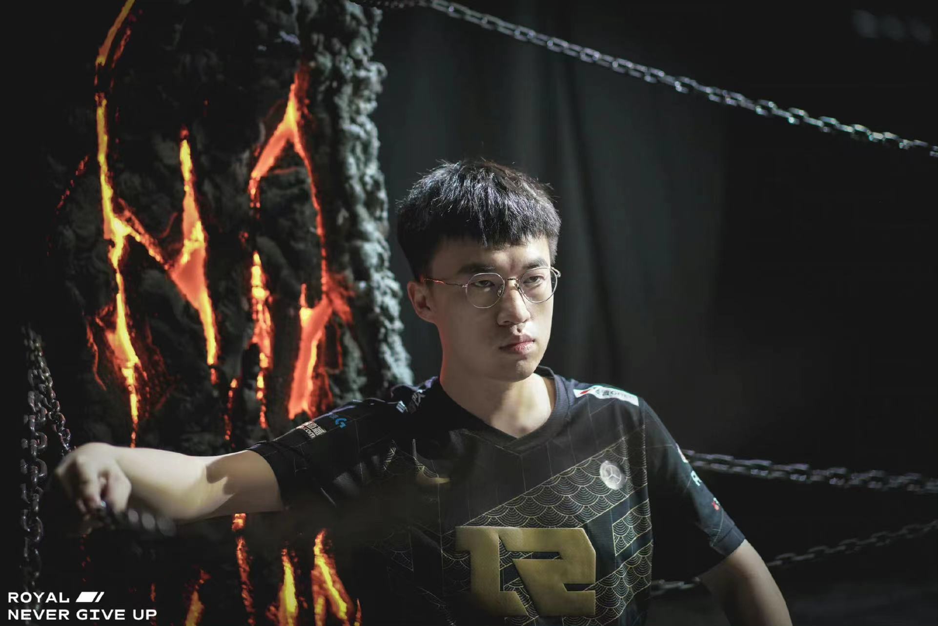 RNG Xiaohu va chạm nhè nhẹ với sao Thổ Nhĩ Kỳ trước ngày đụng độ tại CKTG 2022