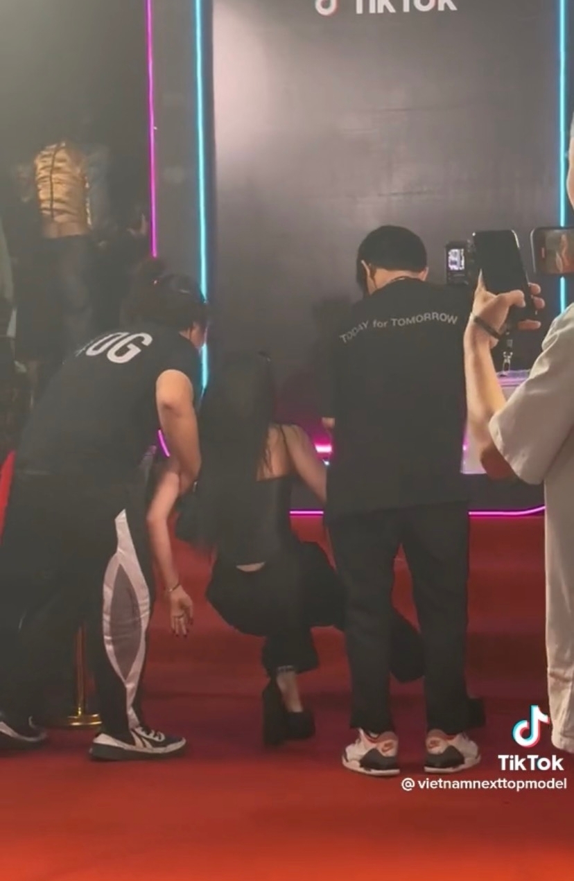 "Hotgirl trứng rán" liên tục ngã "sõng soài" trên thảm đỏ khiến khán giả ngao ngán: Không bản ...