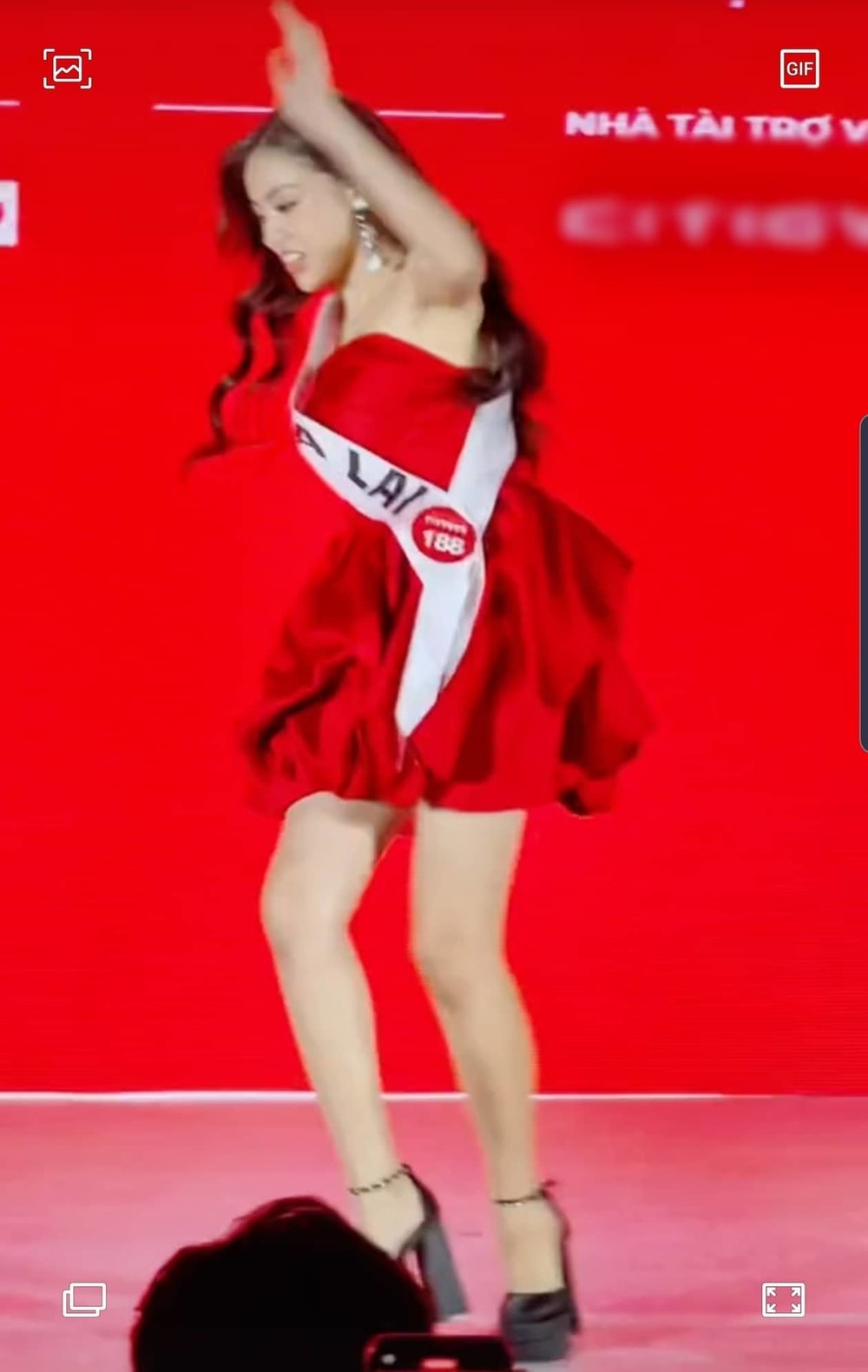 "Hotgirl trứng rán" liên tục ngã "sõng soài" trên thảm đỏ khiến khán giả ngao ngán: Không bản ...