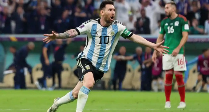 Messi tỏa sáng bằng một siêu phẩm, Argentina lách thành công qua khe ...