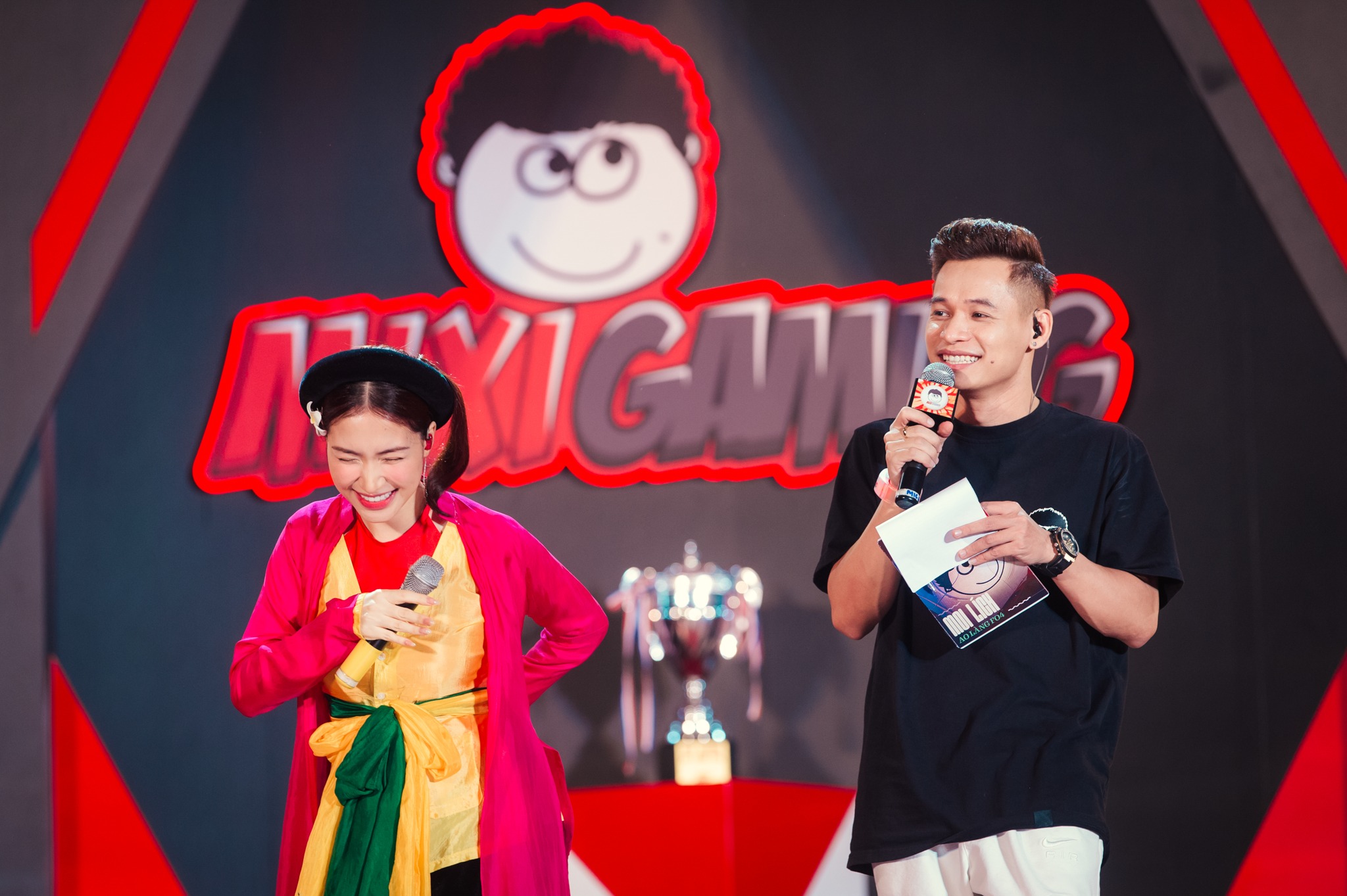 Ngắm nhìn những khoảnh khắc đầy cảm xúc trong buổi Offline Ao làng Fifa ...