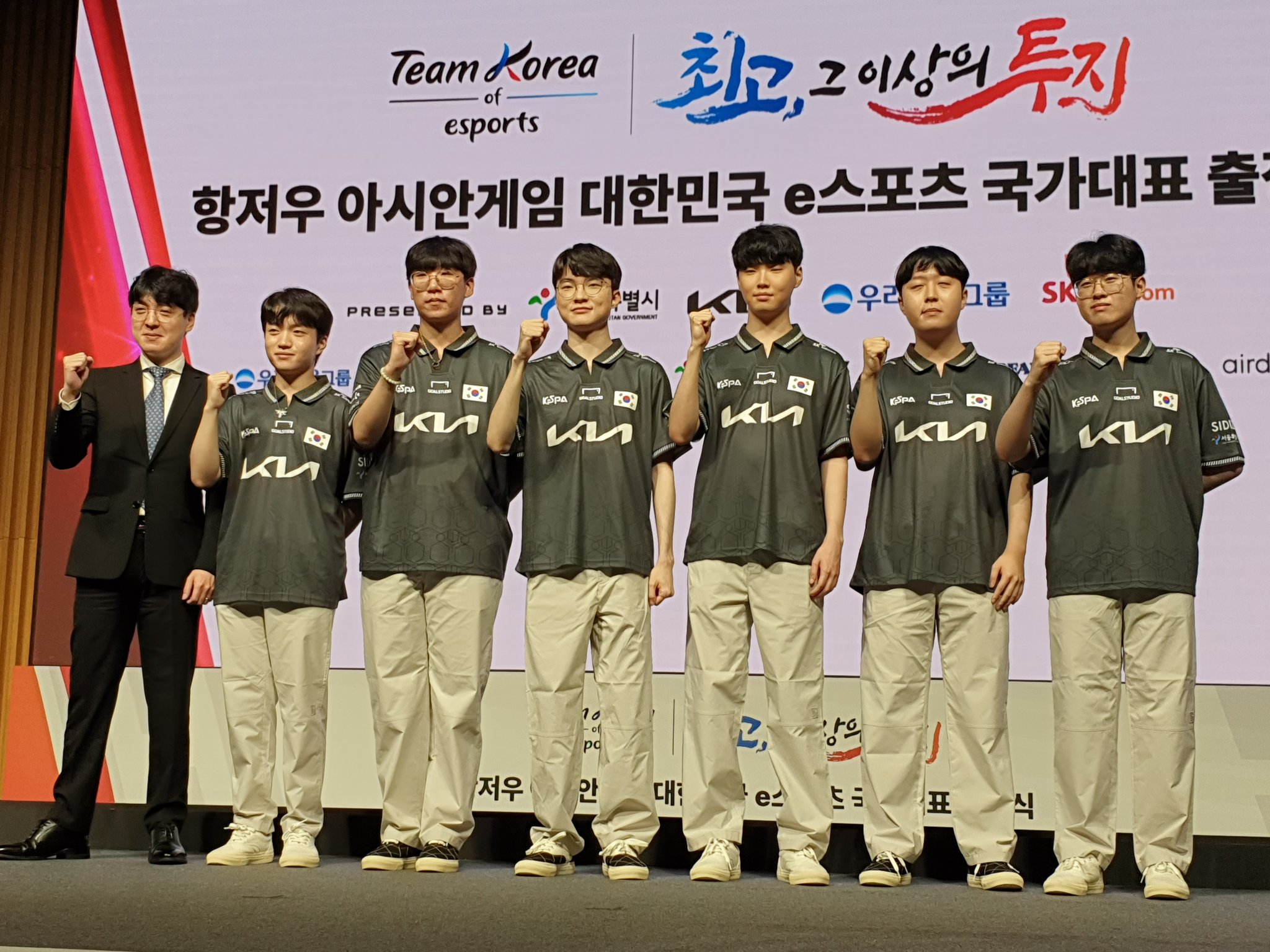 kkOma “né khéo” câu hỏi chọn Faker hay Chovy thi đấu chính thức tại Á ...