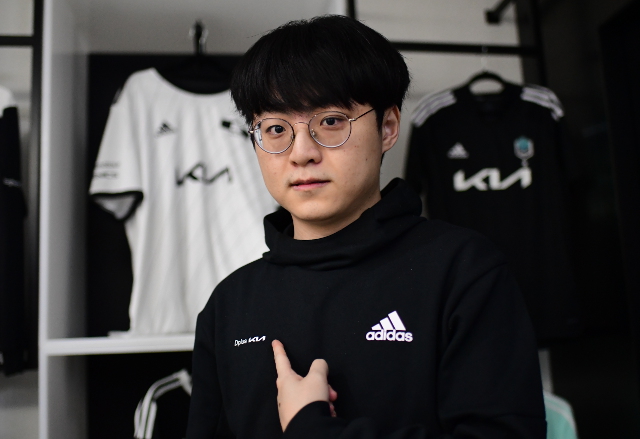 ShowMaker gia hạn hợp đồng 3 năm với DK vì “biết ơn”, buồn nhiều vì ...