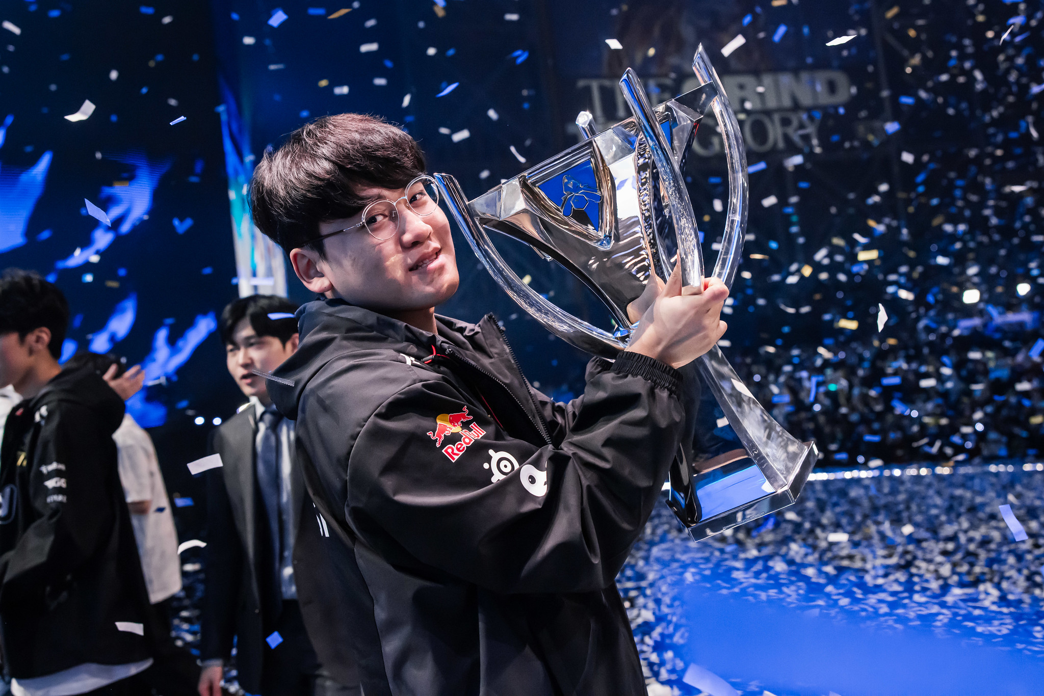 Gumayusi muốn vượt qua Bang gây dựng “Vương Triều T1 mới”, tiết lộ nhược điểm của Faker ngay ...