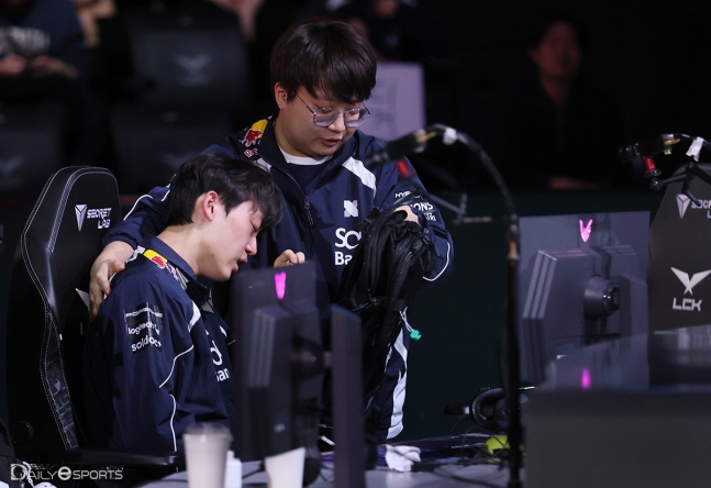 Mất tới 4 Baron trong màn thắng hụt KT, HLV DRX nhận xét tân binh gục khóc sau trận là “thiếu ...