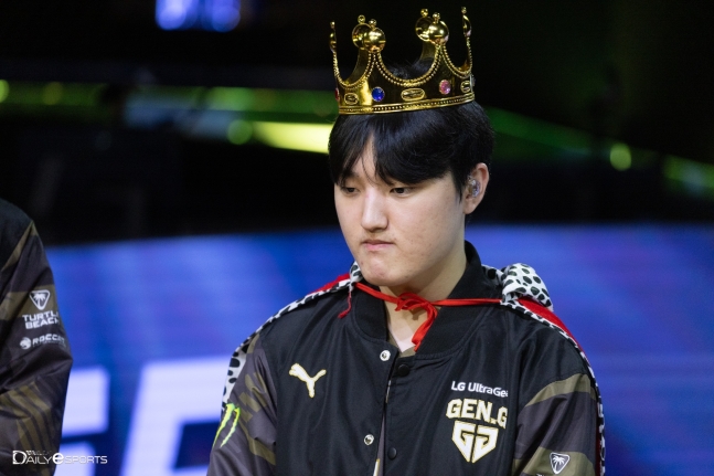 Peyz cosplay thành hoàng tử nhân ngày GEN đại thắng DK 12 trận liền, toạ vững đỉnh bảng LCK Mùa ...