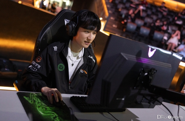 HLE Peanut ví GEN chơi biến ảo đến mức như sở hữu…túi thần của Doraemon