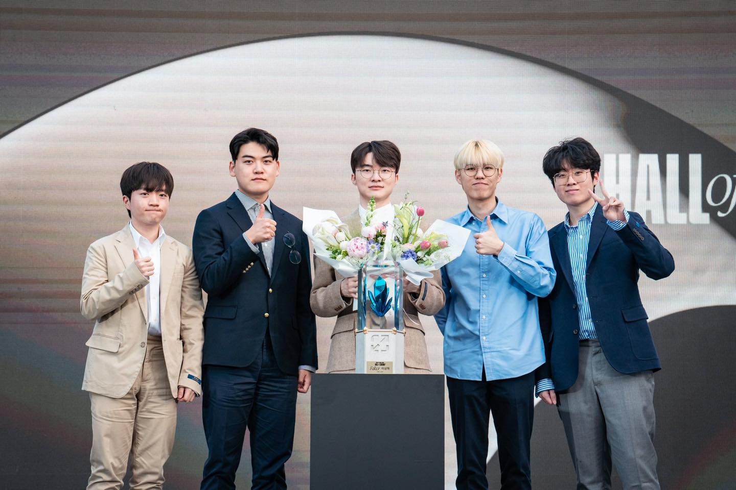 Fan phẫn nộ vì cúp trao tặng Faker vào Đại Sảnh Danh Vọng bị hư hại ...