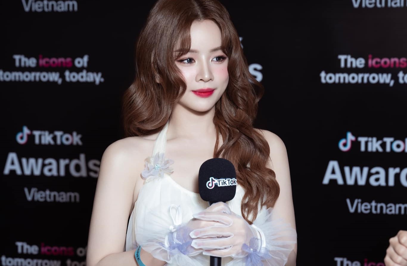 DJ Mie hoá nàng thơ xinh đẹp khiến cộng đồng mạng "rạo rực trong lòng"